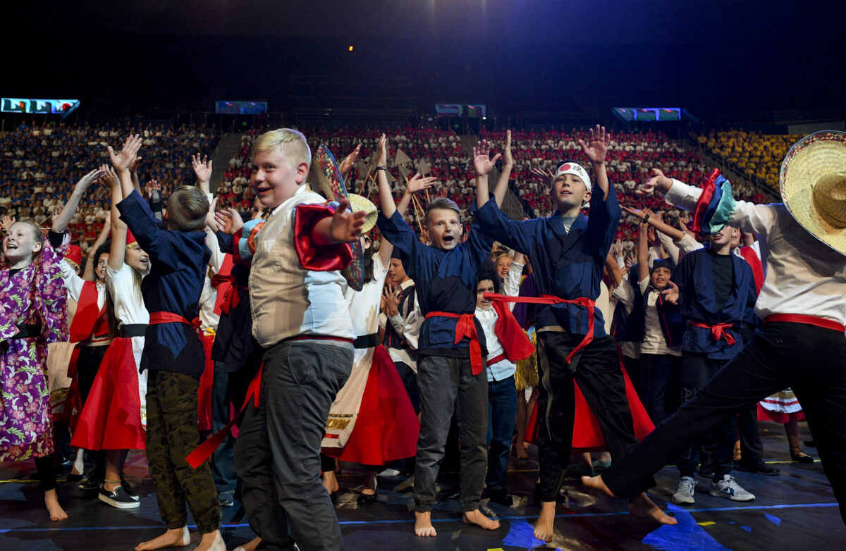Hope of America brings thousands of students together to sing patriotic ...